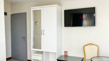 Quarto luxo, sacada, vista para o mar | Frigobar, Wi-Fi de cortesia, roupa de cama