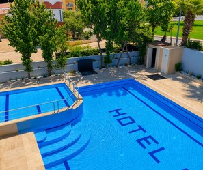Piscina externa sazonal, guarda-sóis, espreguiçadeiras