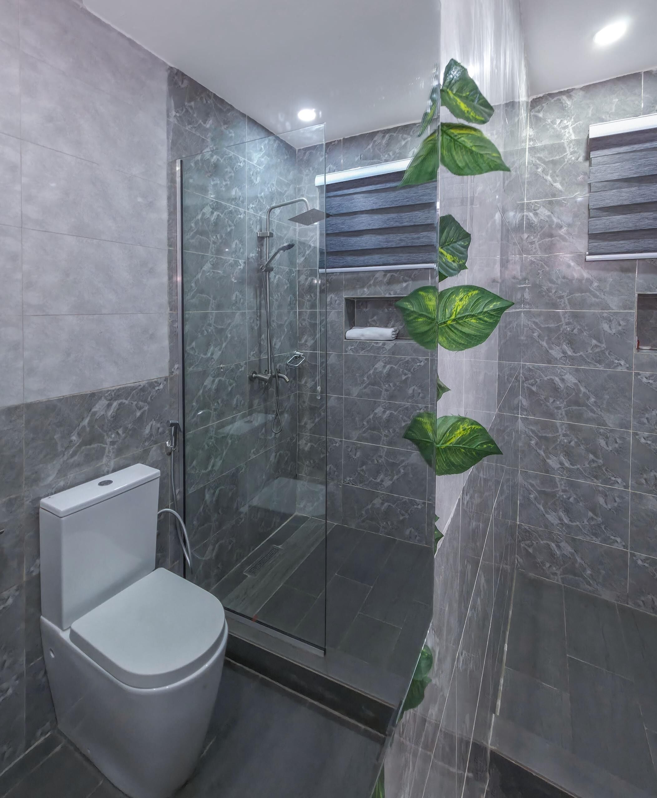 Quarto família, sacada, vista para a cidade | Banheiro | Produtos de toalete grátis, secador de cabelo, toalhas de banho 