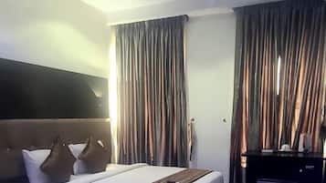 Quarto família, sacada, vista para a cidade | Escrivaninha, espaço de trabalho para notebook, cortinas blackout