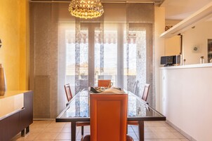 Apartamento, sacada | Sala de jantar