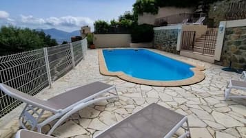 2 piscinas exteriores, da(s) 10:00 à(s) 20:00, espreguiçadeiras