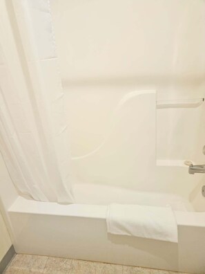 Quarto Clássico com Cama de Casal | Casa de banho