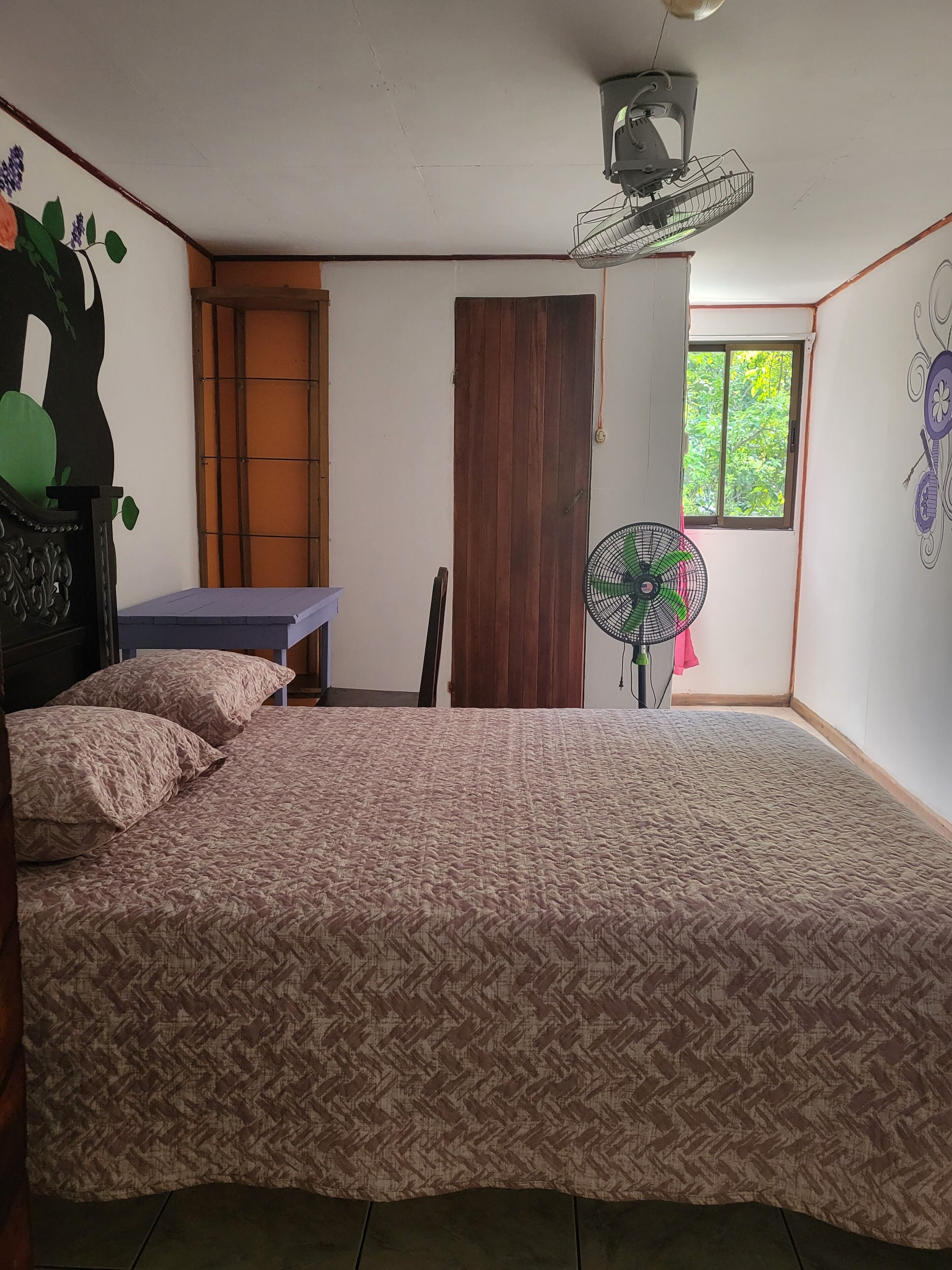 Quarto casal básico, banheiro privativo | Escrivaninha, espaço de trabalho para notebook, Wi-Fi de cortesia