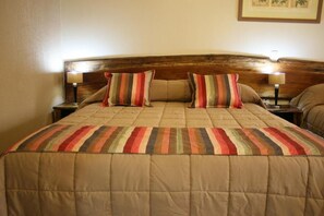 Quarto Triplo, vista para o jardim | Cofre com capacidade para portátil, cortinas/cortinados opacos 