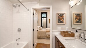 Condo | Banheiro | Produtos de toalete grátis, secador de cabelo, toalhas de banho 