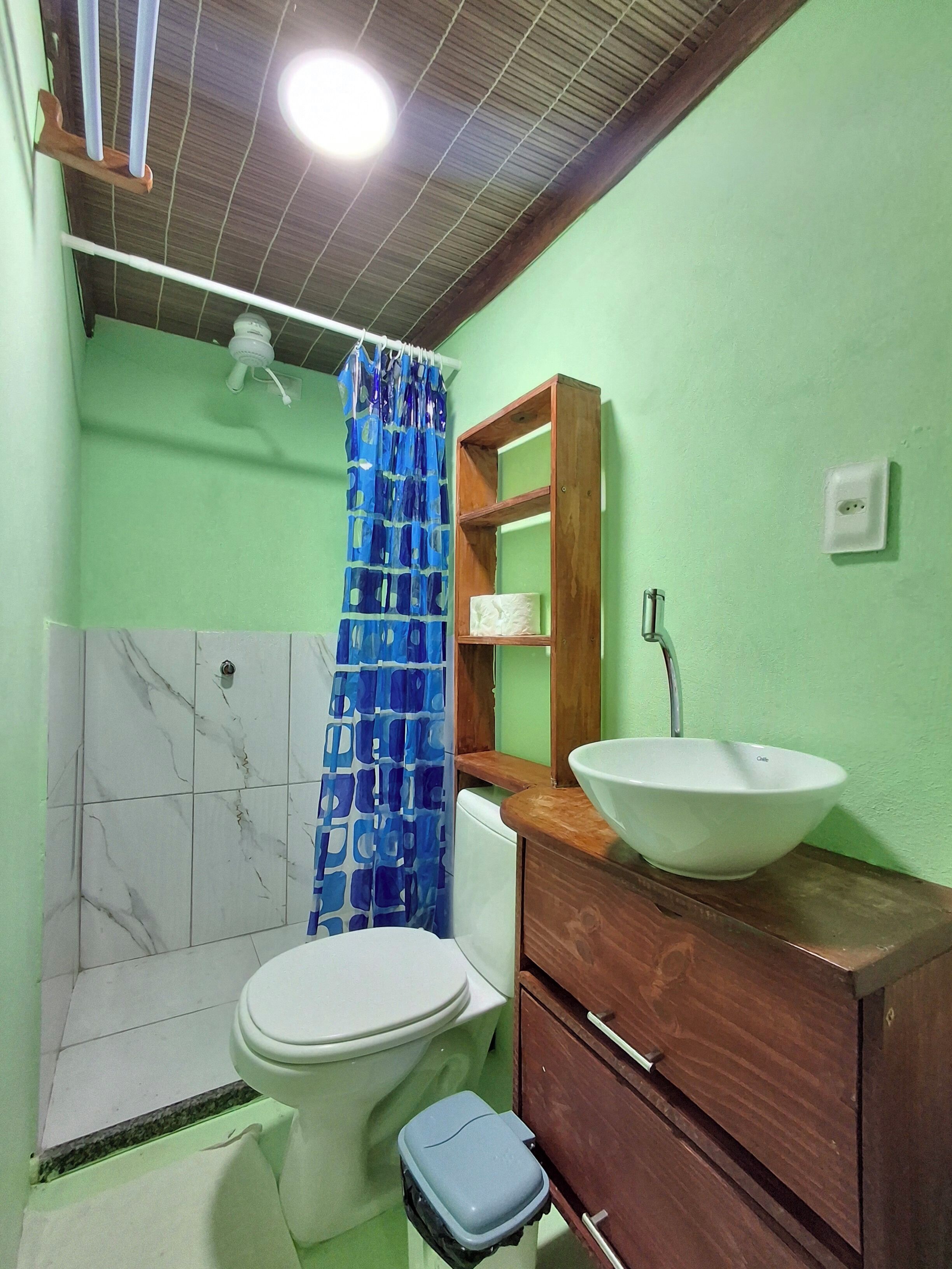 Quarto Quádruplo Tradicional (Suite Pitanga) | Casa de banho | Um polibã, toalhas fornecidas, papel higiénico 