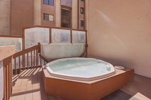 Apartamento em Condomínio Fechado, 1 quarto | Banheira de hidromassagem exterior