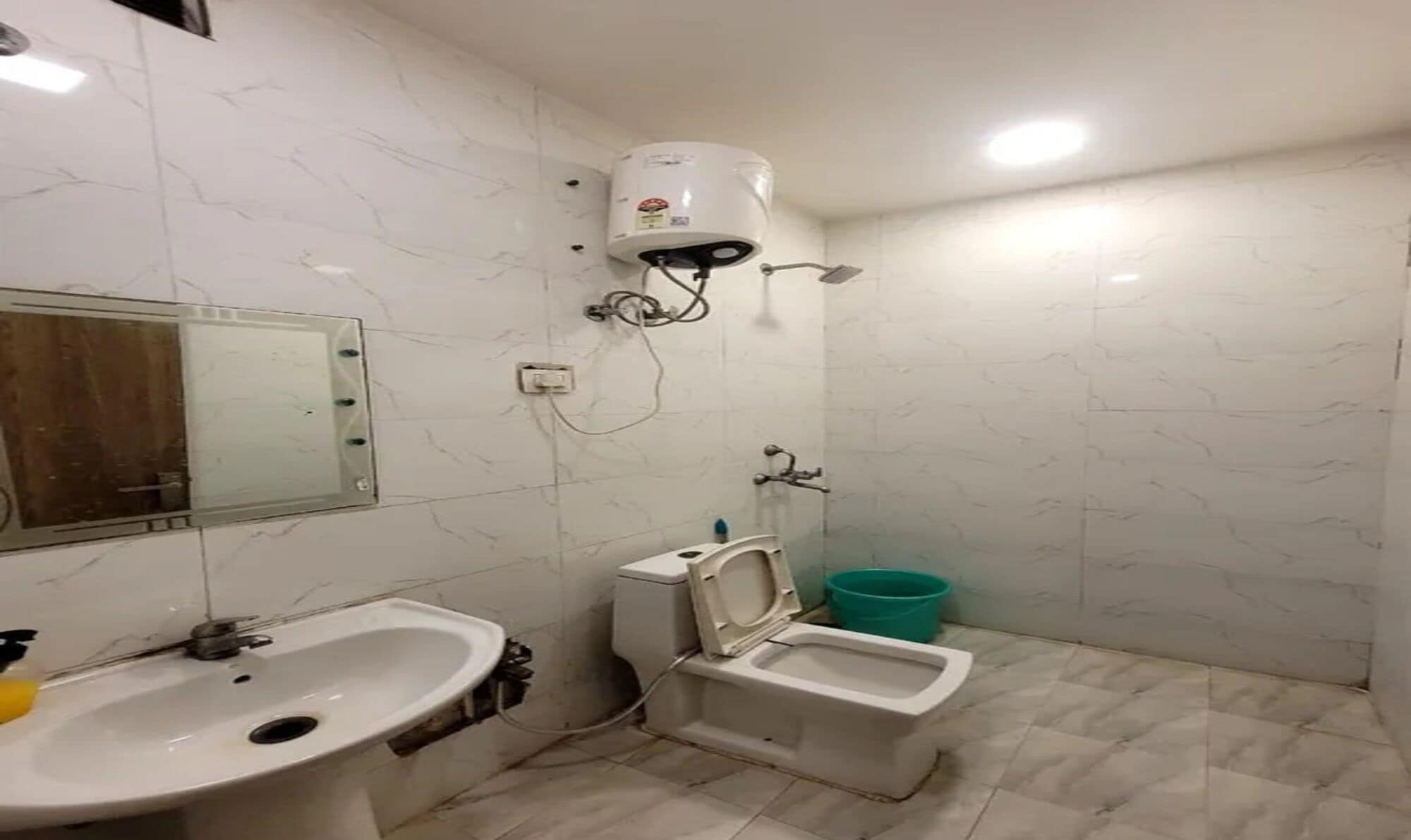 Quarto Deluxe | Casa de banho | Um polibã, um chuveiro fixo, artigos de higiene pessoal grátis 