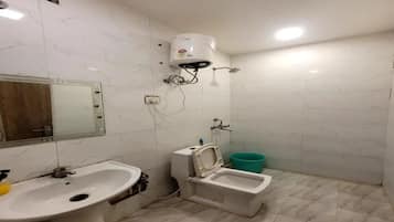 Quarto Deluxe | Casa de banho | Um polibã, um chuveiro fixo, artigos de higiene pessoal grátis
