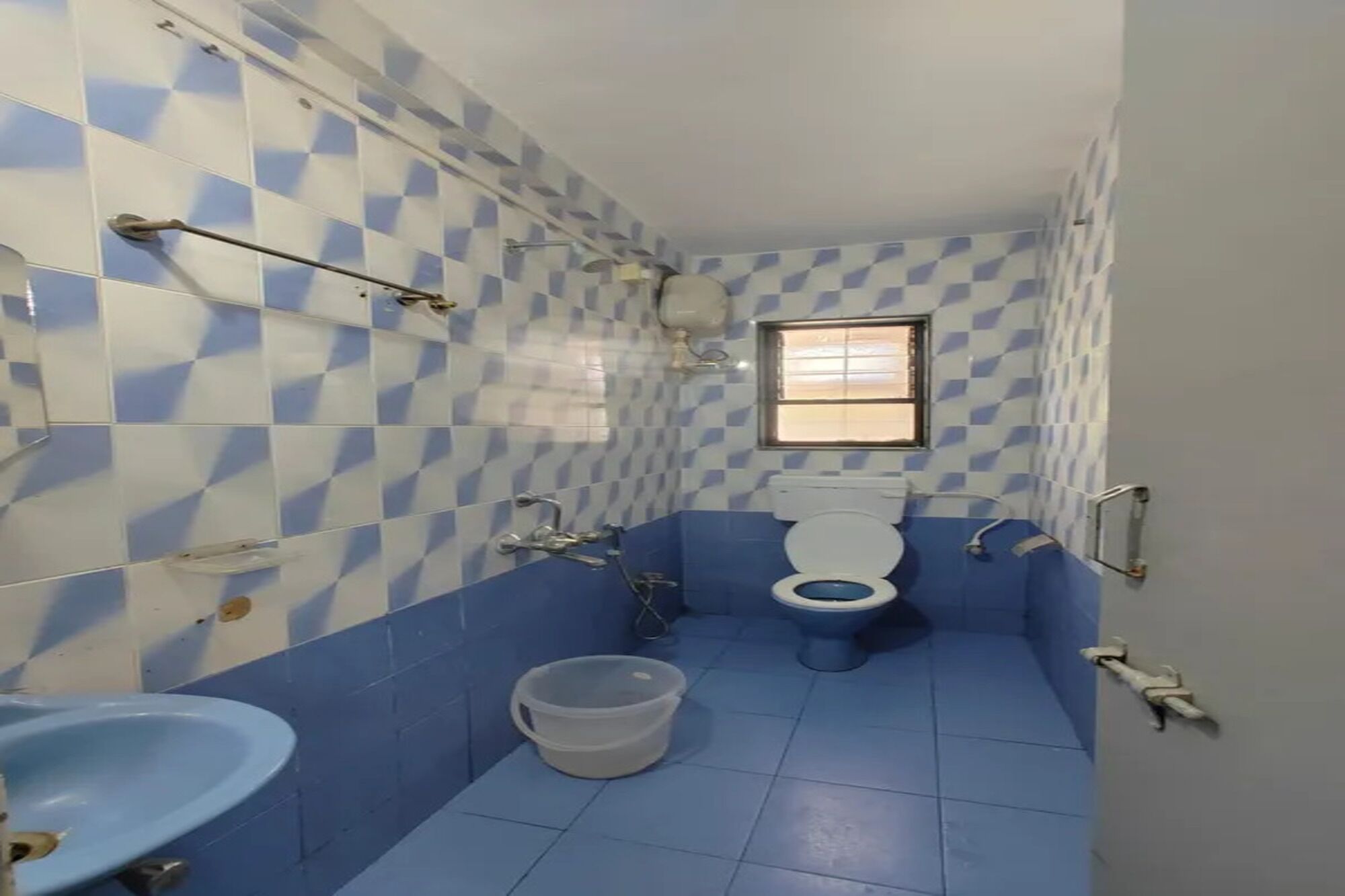 Quarto luxo | Banheiro | Chuveiro, chuveiro com efeito de chuva, produtos de toalete grátis 