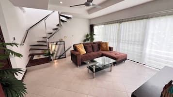 Casa, 2 quartos, pátio | Sala de estar | Livros