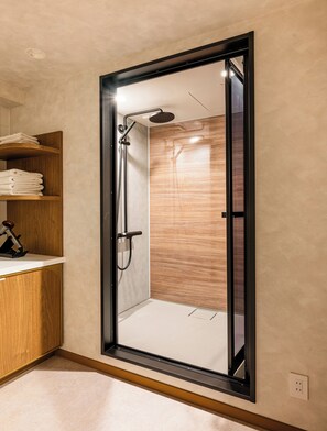 Quarto triplo superluxo | Banheiro | Chuveiro, produtos de toalete grátis, secador de cabelo 