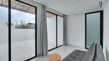Villa, vista para a piscina | Terraço/pátio interior