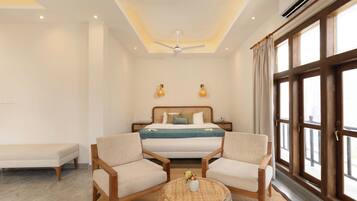 Master Suite with Balcony & Pool View - Early Check-in & Late Check-out (on Availability) | Wi-fi grátis, acesso para cadeira de rodas