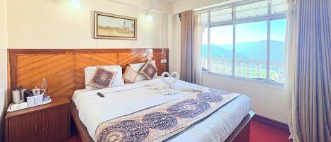 Quarto casal júnior, vista para a cidade | Escrivaninha, quartos à prova de som, Wi-Fi de cortesia