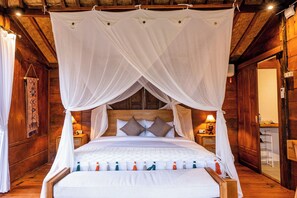 Vila luxo, 1 quarto, varanda, vista para a piscina | Escrivaninha, roupa de cama