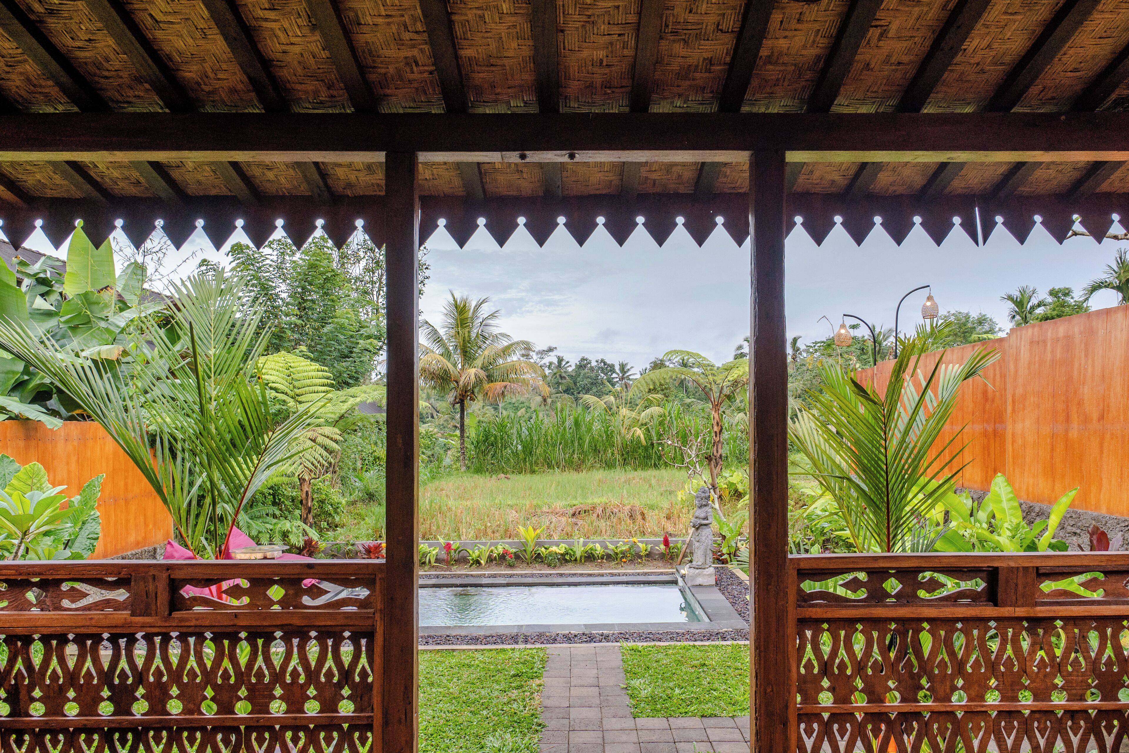 Vila luxo, 1 quarto, varanda, vista para a piscina | Escrivaninha, roupa de cama