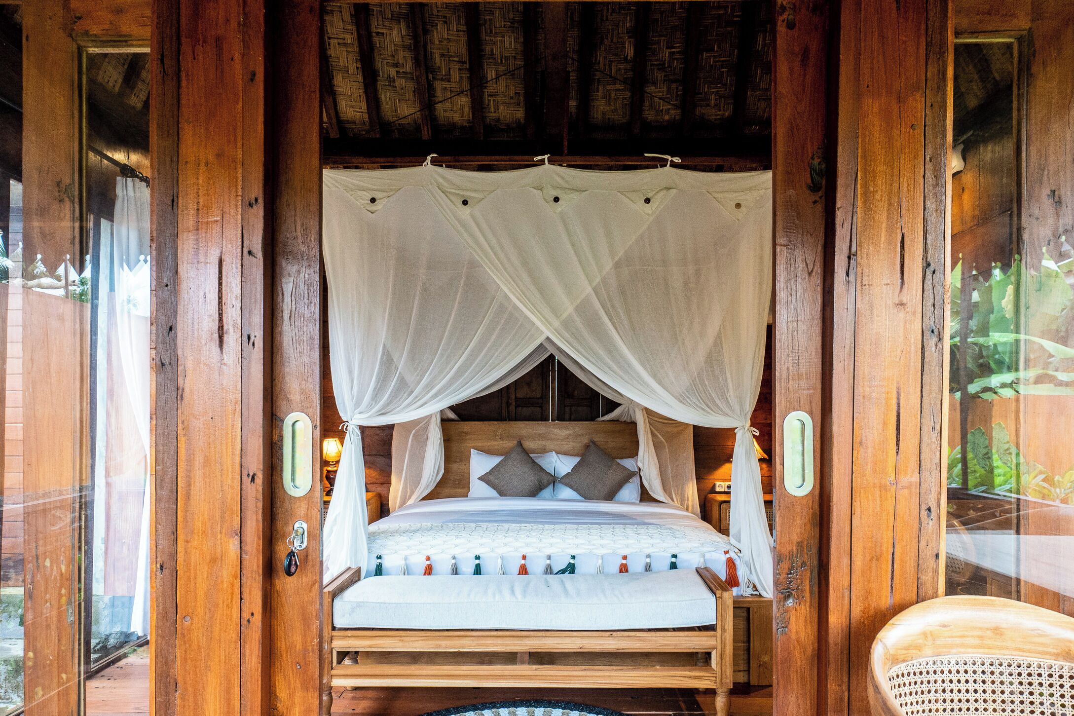 Vila luxo, 1 quarto, varanda, vista para a piscina | Escrivaninha, roupa de cama