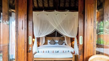 Vila luxo, 1 quarto, varanda, vista para a piscina | Escrivaninha, roupa de cama
