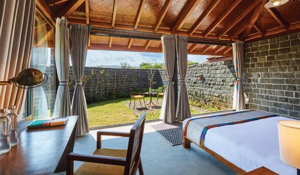 Quarto Duplo, vista para o jardim | Cofre no quarto, secretária 