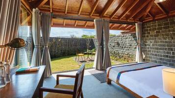 Quarto Duplo, vista para o jardim | Cofre no quarto, secretária
