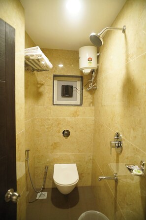 Quarto com design assinado, vista para a cidade | Banheiro | Chuveiro, produtos de toalete grátis, toalhas de banho 