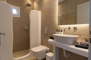 Apartamento Executivo, vista para a praia | Casa de banho | Um polibã, um secador de cabelo, toalhas fornecidas, sabão 