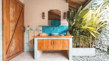 Quarto Duplo, pátio, vista para a piscina | Casa de banho