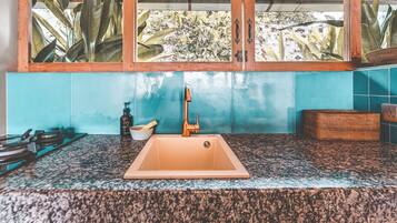 Quarto Duplo, pátio, vista para a piscina | Cozinha privada