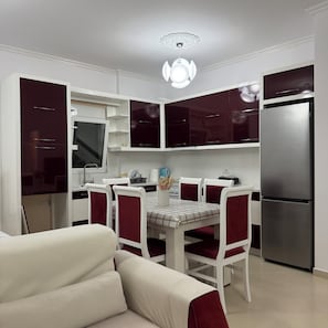 Suíte família, vista parcial para o mar | Cozinha privada | Chaleira elétrica, toalhas de papel