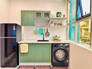Apartamento Panorâmico, Vista para a cidade | Cozinha privada | Um frigorífico, uma placa de cozinha, utensílios de cozinha 