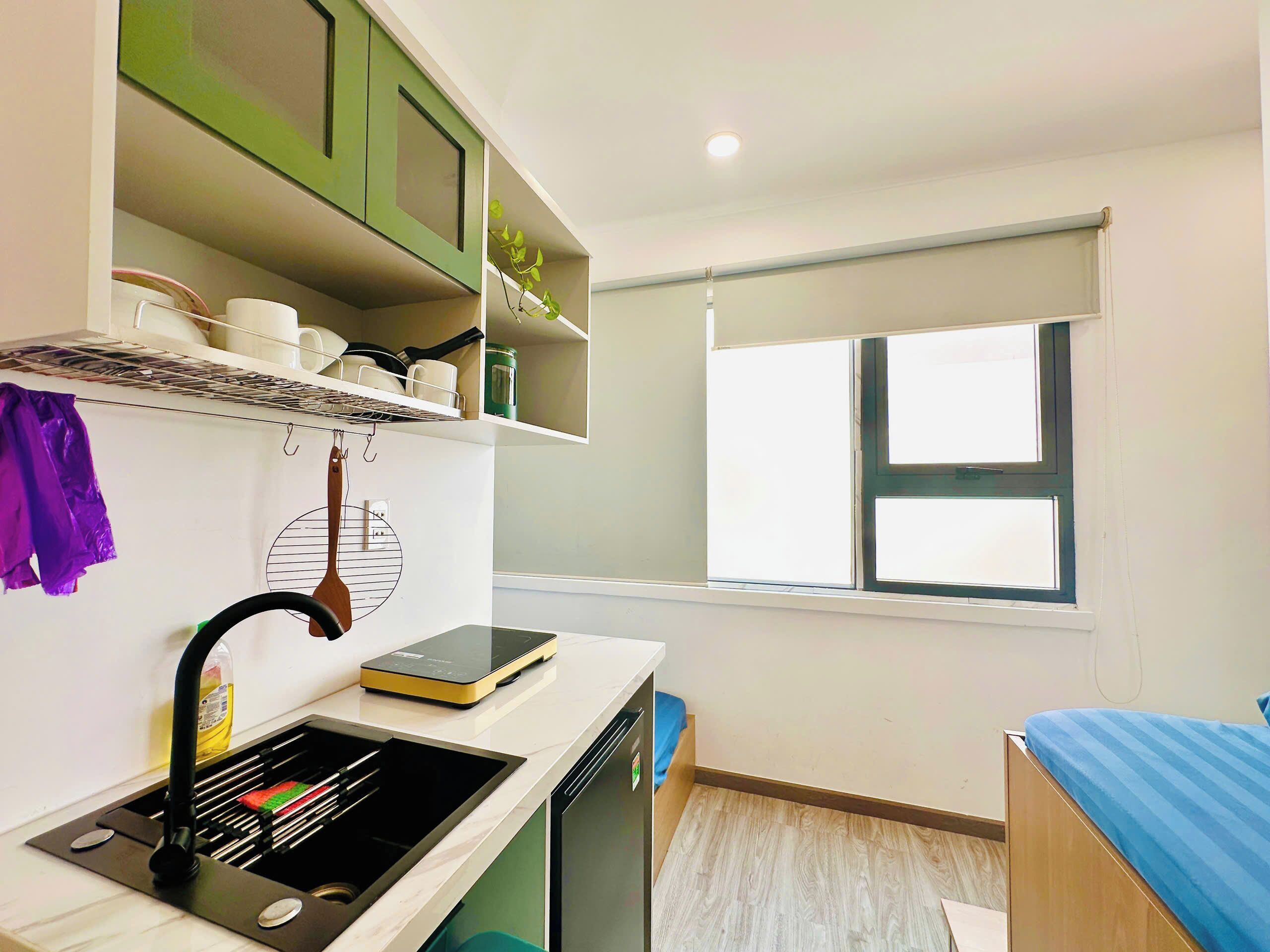 Apartamento Familiar, vista para o pátio | Cozinha privada | Um frigorífico, uma placa de cozinha, utensílios de cozinha 