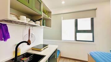 Apartamento Familiar, vista para o pátio | Cozinha privada | Um frigorífico, uma placa de cozinha, utensílios de cozinha