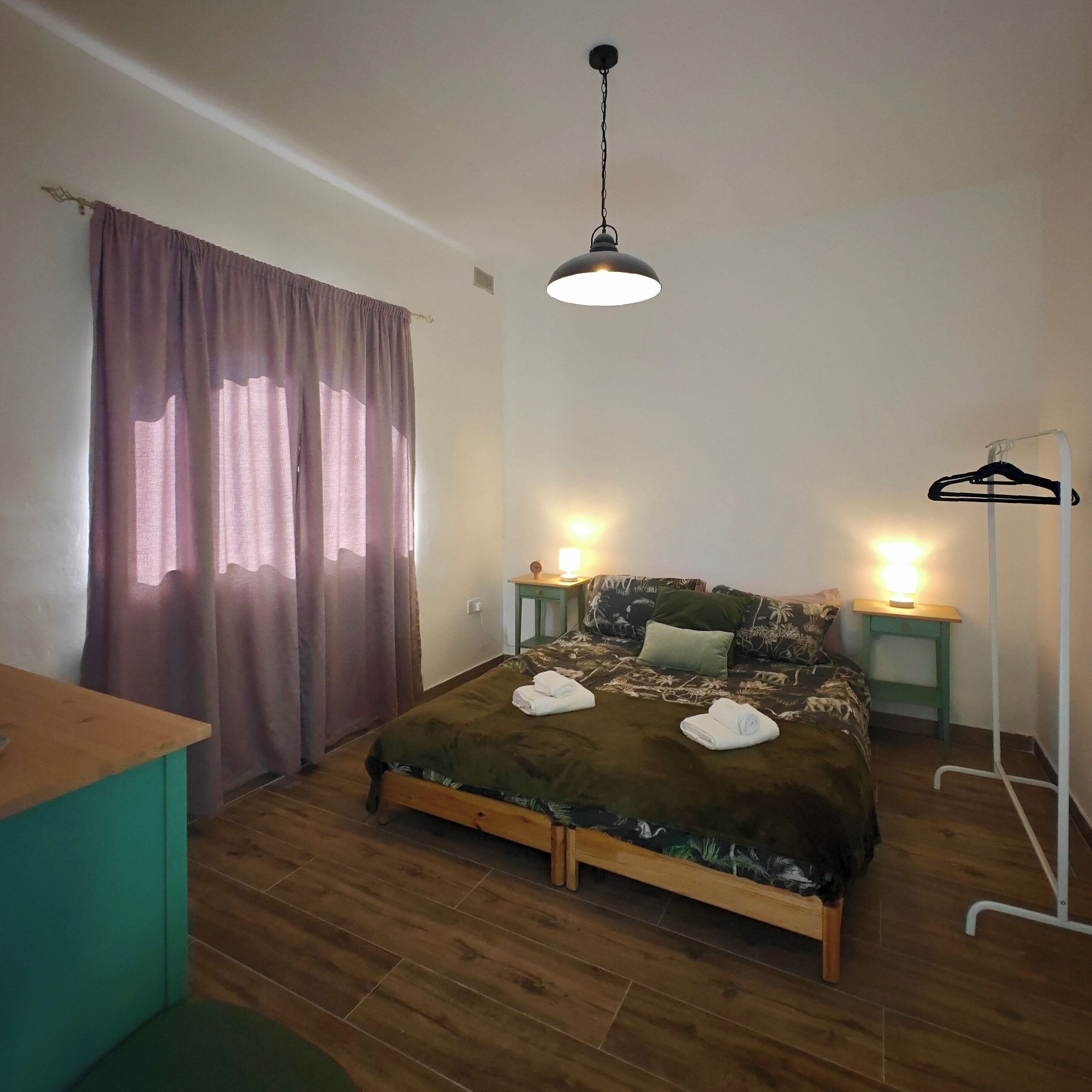 Apartamento, 2 quartos | Cortinas blackout, ferros/tábuas de passar roupa, Wi-Fi de cortesia