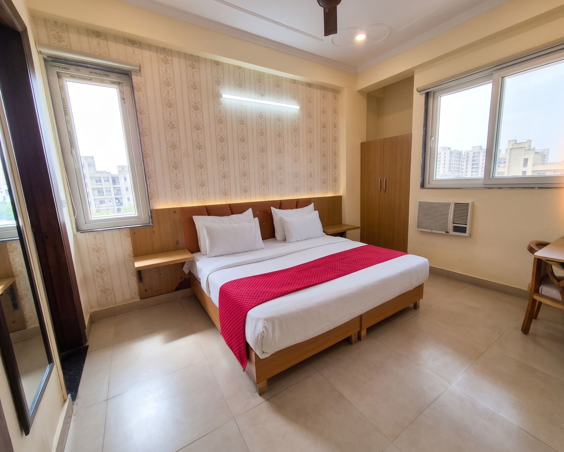 Quarto Duplo Deluxe | Lençóis de algodão egípcio, roupa de alta qualidade, secretária 