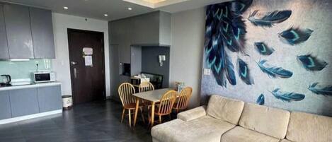 Apartamento Empresarial, Vista para a cidade | Sala de estar | TV de ecrã plano