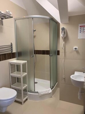 Quarto Duplo ou Twin Standard | Casa de banho | Um polibã, artigos de higiene pessoal grátis, um secador de cabelo 