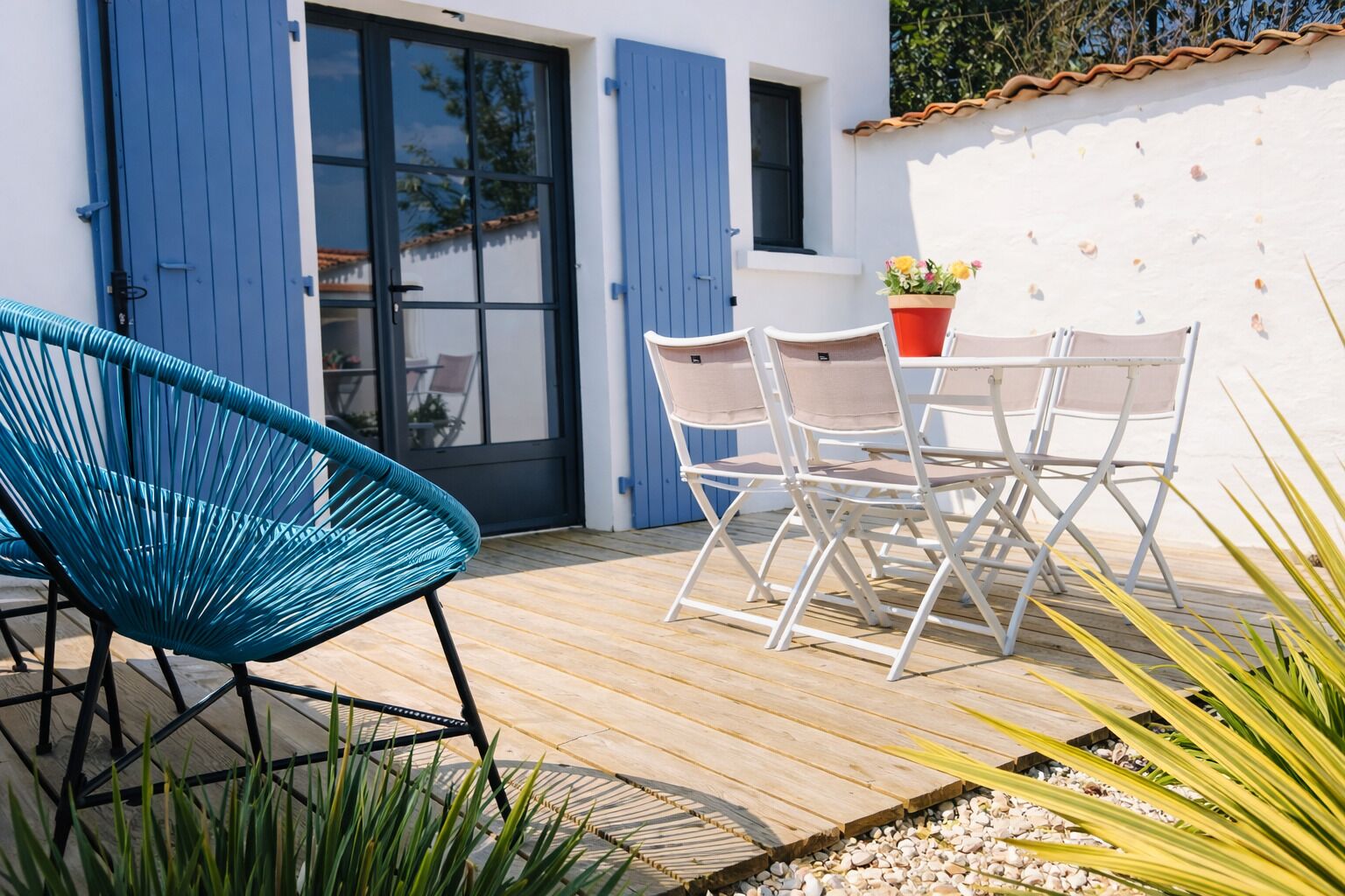 Casa superior, vista para o jardim | Opções para refeição ao ar livre
