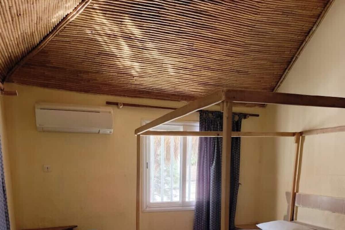 Quarto casal básico, varanda | Banheiro