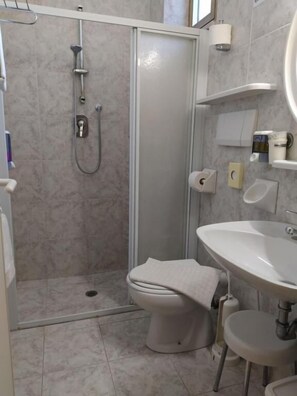 Quarto quádruplo, sacada | Banheiro