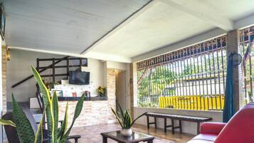 Casa Premium, vista para o lago | Sala de estar | Smart TV de 43 polegadas com canais digitais, Netflix