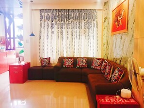 Casa conforto, 3 quartos, piscina particular | Sala de estar | Smart TV 32 polegadas com canais digitais