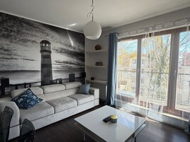 Apartamento Deluxe | Sala de estar | TV de ecrã plano 