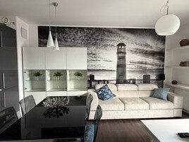 Apartamento Deluxe | Sala de estar | TV de ecrã plano 