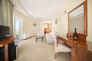 Suite Panorâmica, varanda, vista para o mar | Sala de estar