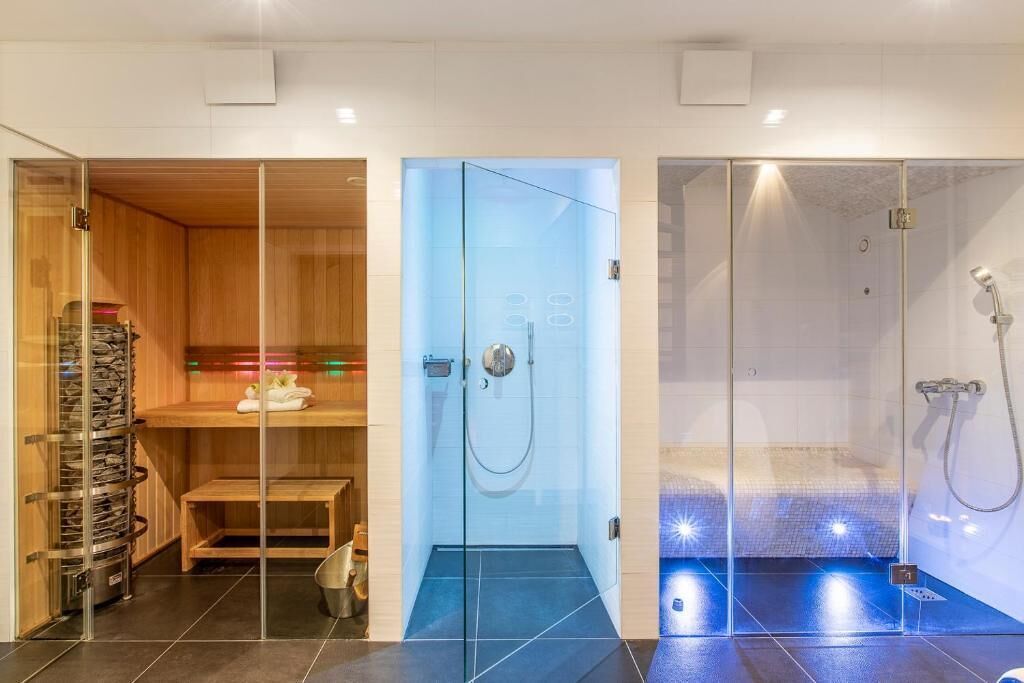 Sauna, banheira de hidromassagem, banho turco, massagens 