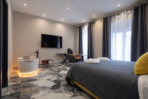 Camera Deluxe con vasca Freestanding | Cofre no quarto, secretária adequada para computadores portáteis