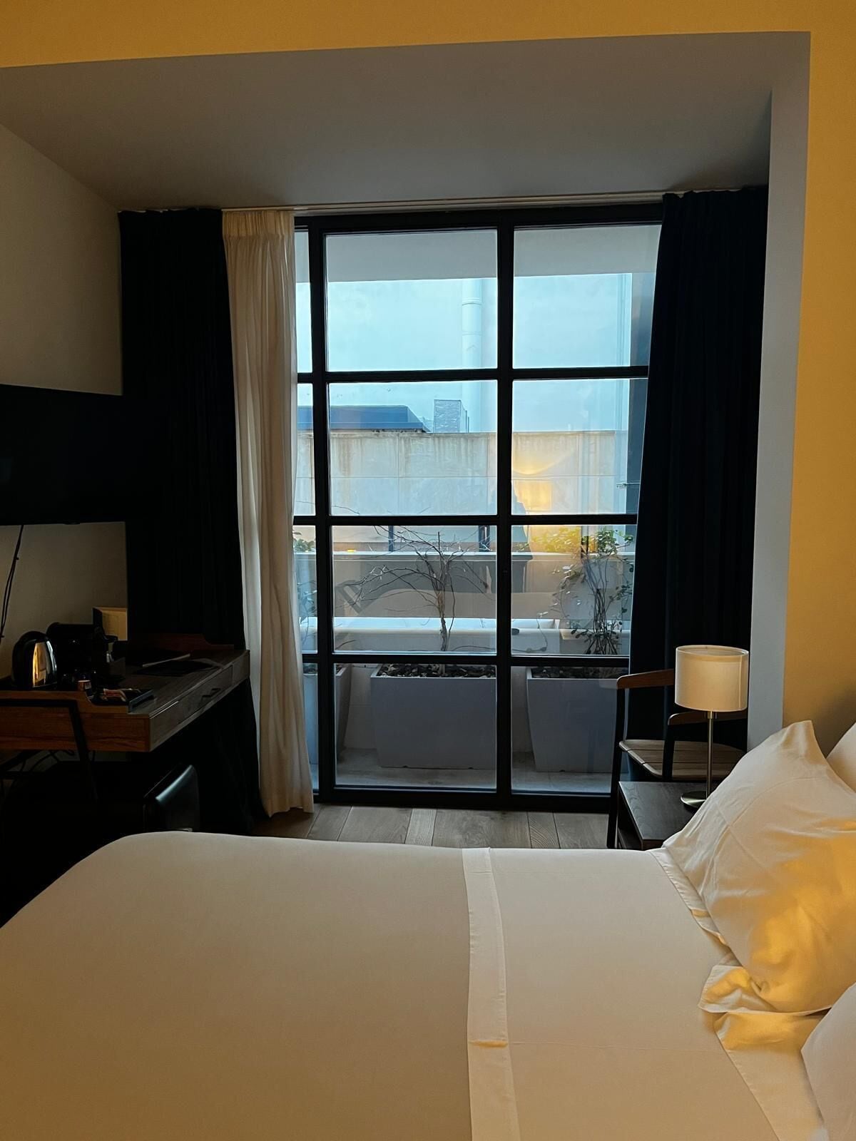 Quarto Duplo Deluxe, varanda, vista para o pátio | Cofre no quarto, secretária 