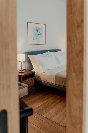 Quarto casal luxo, 1 cama Queen, sacada, vista para a cidade | Cofres nos quartos, escrivaninha, espaço de trabalho para notebook